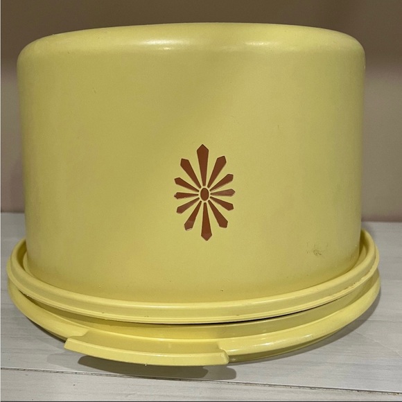 Tupperware | Kitchen | Vintage Tupperware Harvest Gold Cake Saver ...